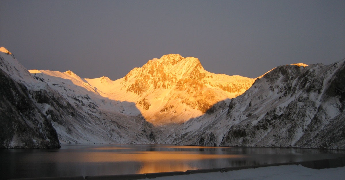 Bergketens zoals de Pyreneeën en Alpen kunnen grote hoeveelheden ...