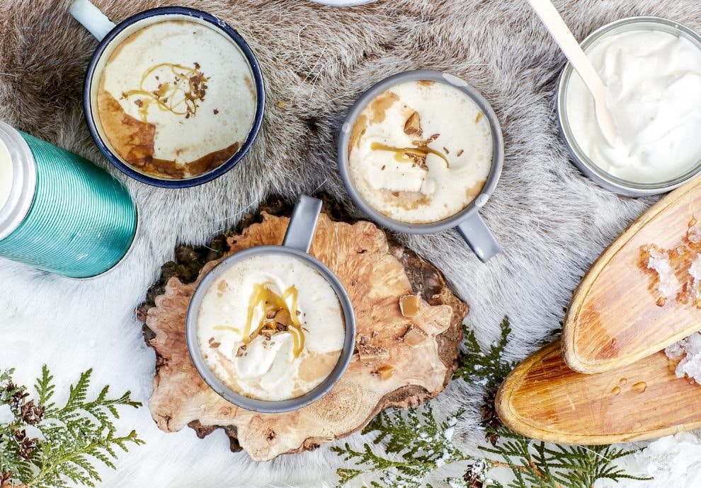 Slik lager du varm dumle-sjokolade med pisket krem og karamellsaus ...