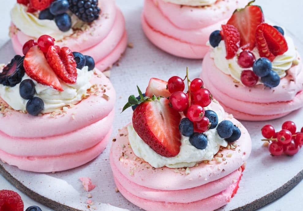 Frisk sommer dessert: Rosa marengsdrømmer med bær | tara.no