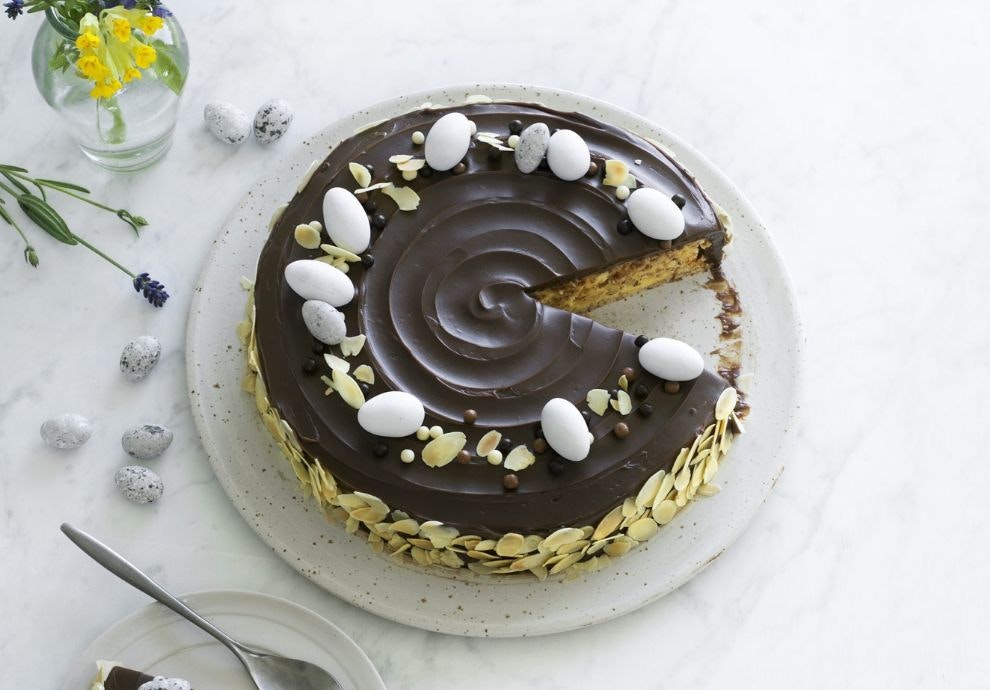 Oppskrift på mandelkake med sjokoladeganache | tara.no