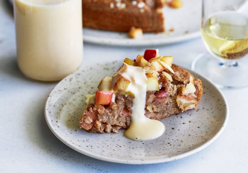 Oppskrift på eplekake med punsjvaniljesaus | tara.no