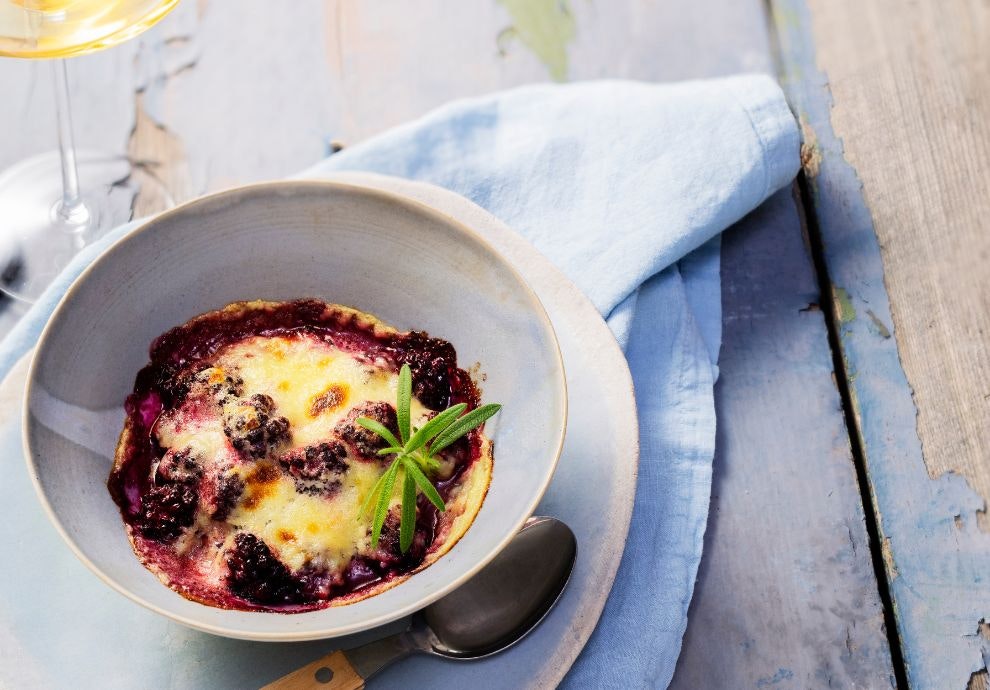 Enkel dessert med bjørnebær og kanel | tara.no