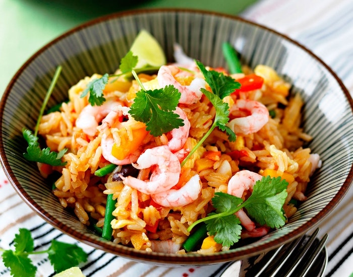 Stekt ris med egg og reker | tara.no