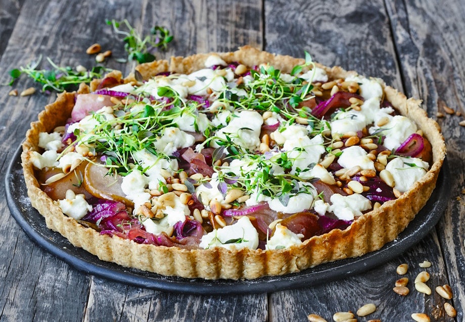 Terte med karamellisert pære, rødløk og chévre | tara.no