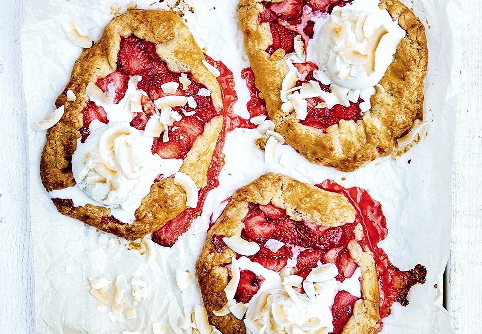 Jordbærtarteletter med vaniljeis | woman.dk