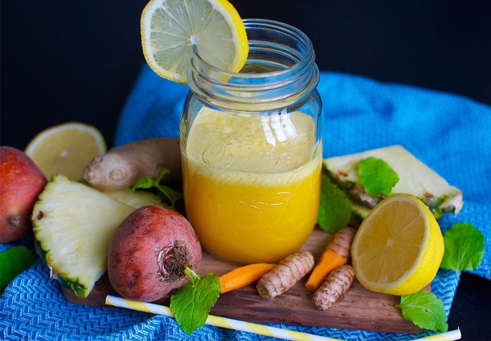 Frisk juice af gule beder og gurkemeje der holder sygdom væk | woman.dk