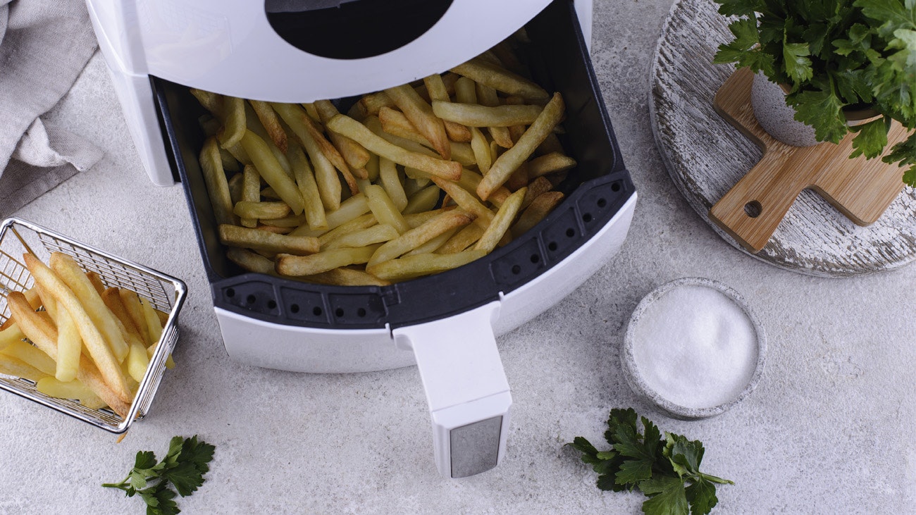 Det her må du aldrig putte i din airfryer | woman.dk