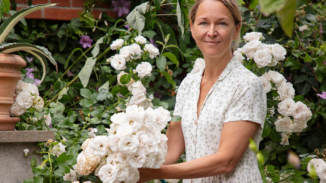 Lene har skabt "en fantastisk, frodig have, der en stor del af tiden ...