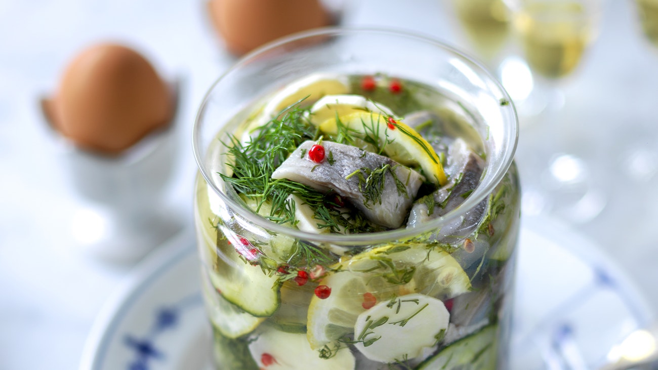 Få opskrift på sild med agurk, peberrod og citron her | woman.dk