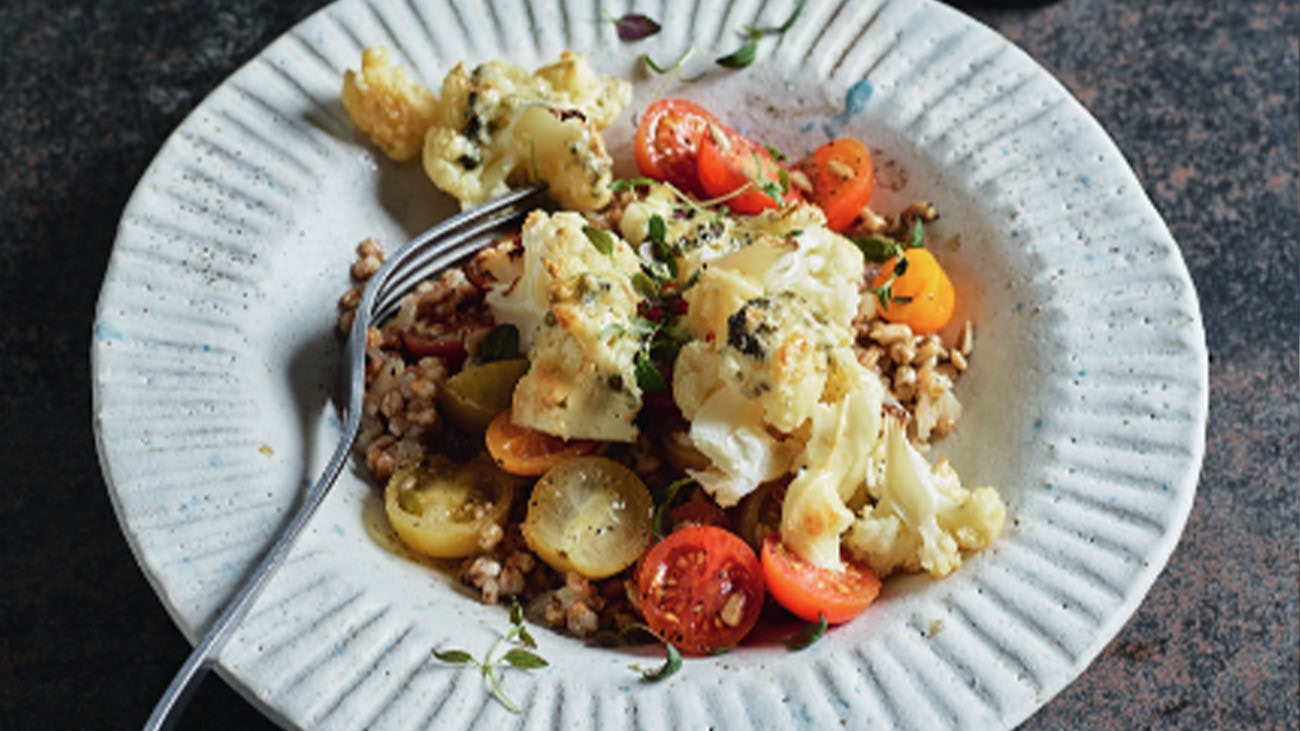 Opskrift på gratineret blomkål med ost og urtekogt bulgur | woman.dk